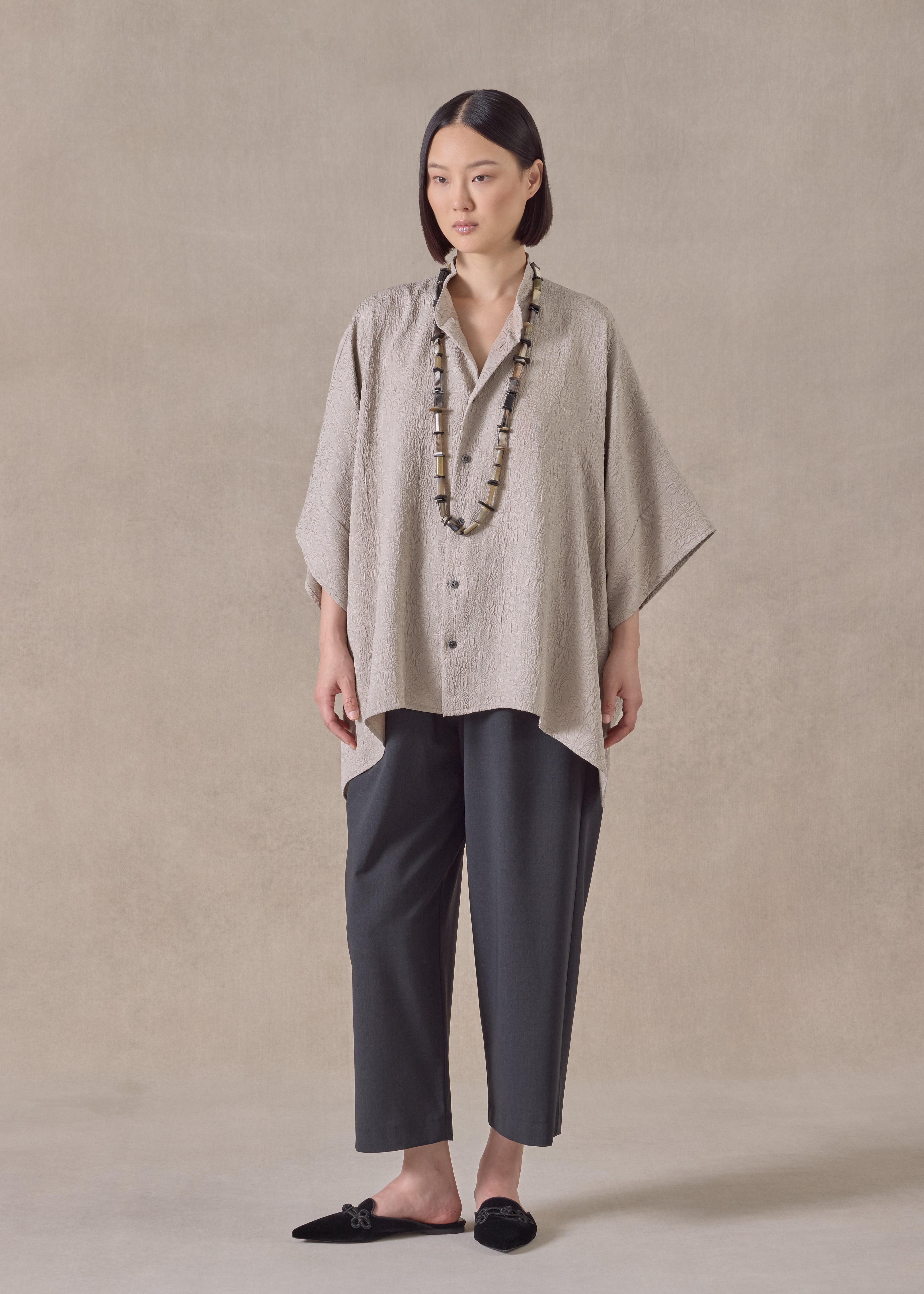 jacquard silk collarless short sleeve kaftan shirt - mid plus (stone)